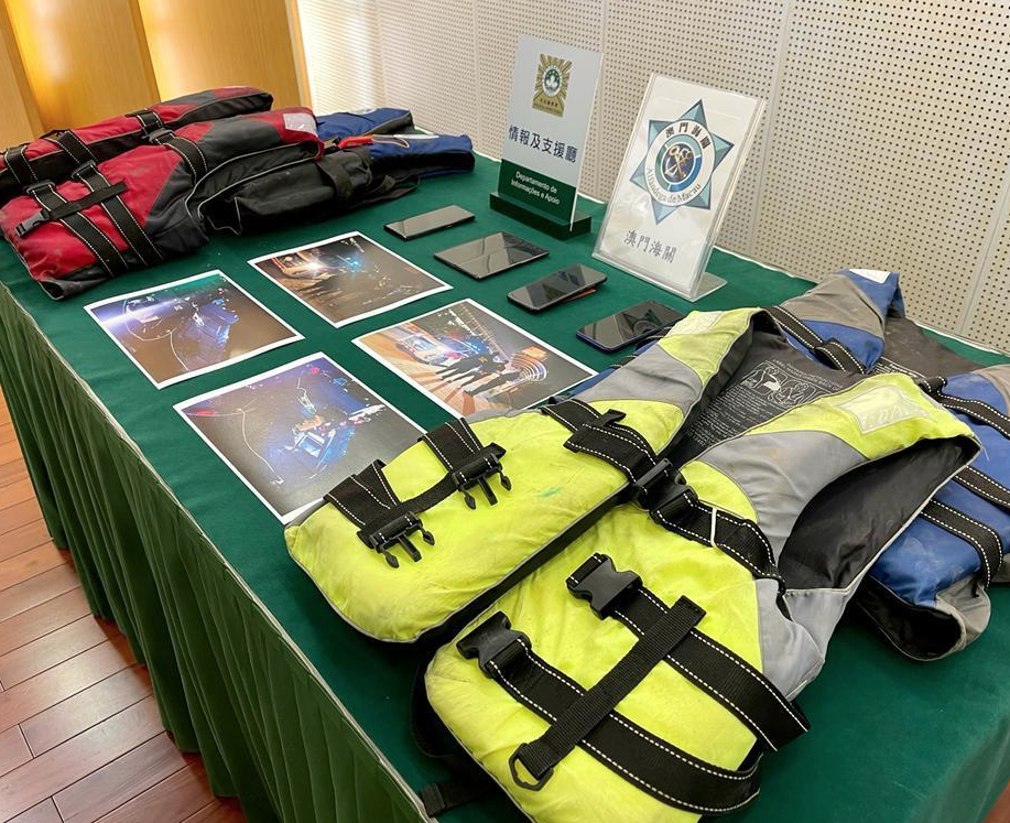 Customs Service arrests 2 'snakeheads', 2 illegal entrants | Macau Business