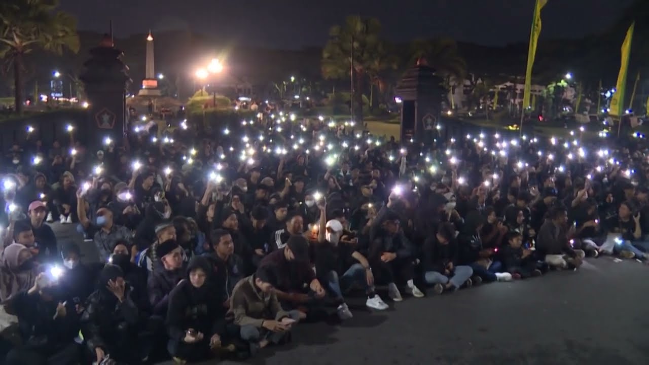 Mbtv: Indonesians hold mass vigil to pay respect to stampede victims ...