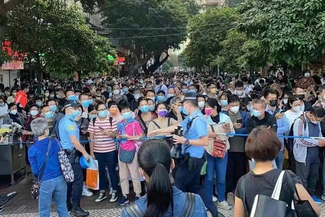 Health code breakdowns lead to crowds outside checkpoints | Macau Business