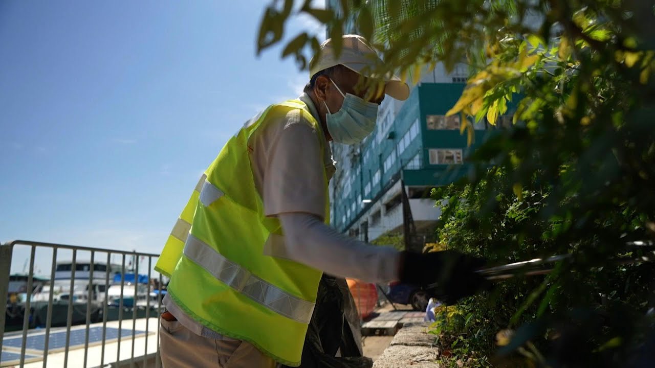MBtv: 'In a sauna' - Hong Kong's labourers swelter as temperatures rise ...