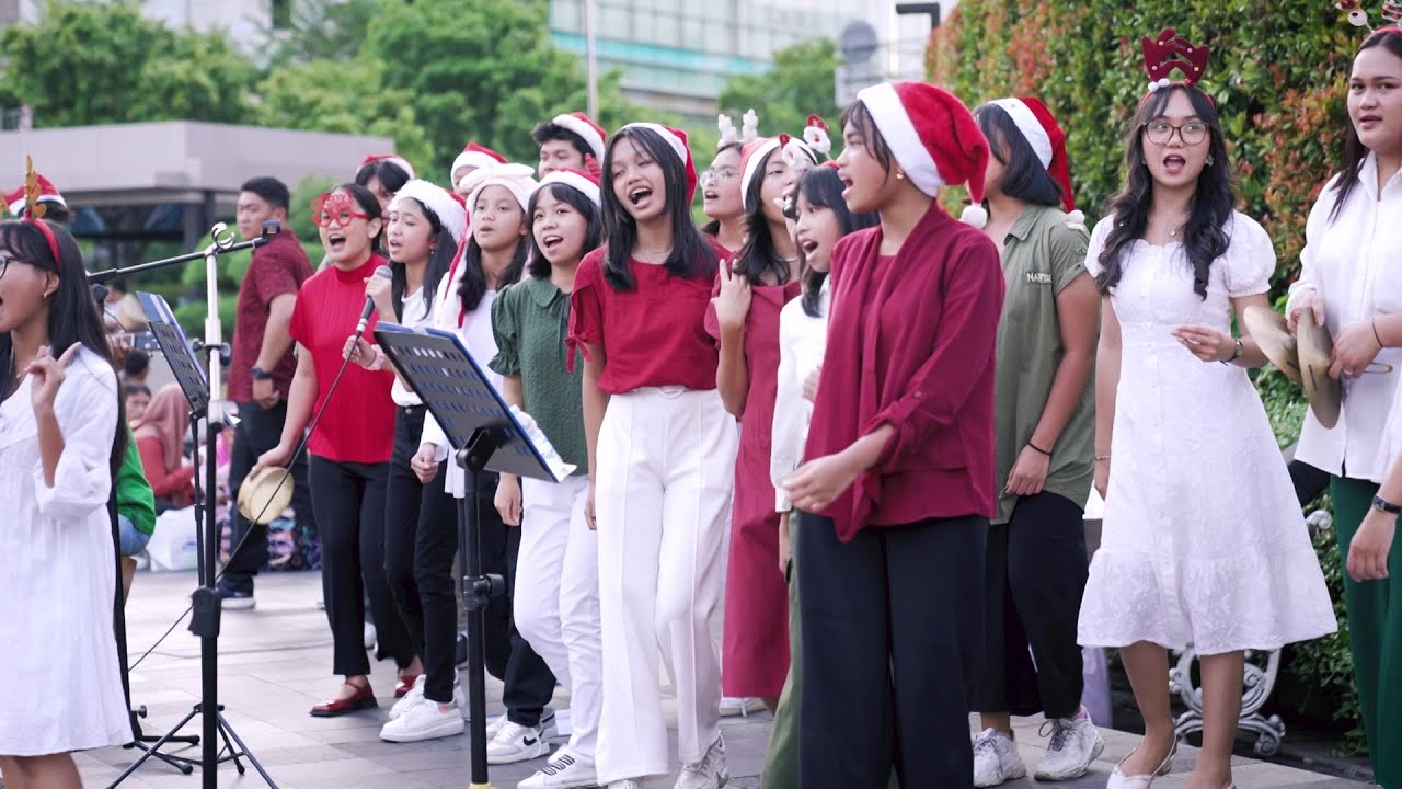 MBtv: Indonesian singers spread Christmas joy on the streets of Jakarta ...