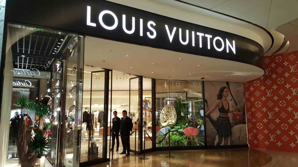 Luxury brands lure Chinese shoppers despite slowdown | Macau Business Luxury brands lure Chinese shoppers despite slowdown | Macau Business